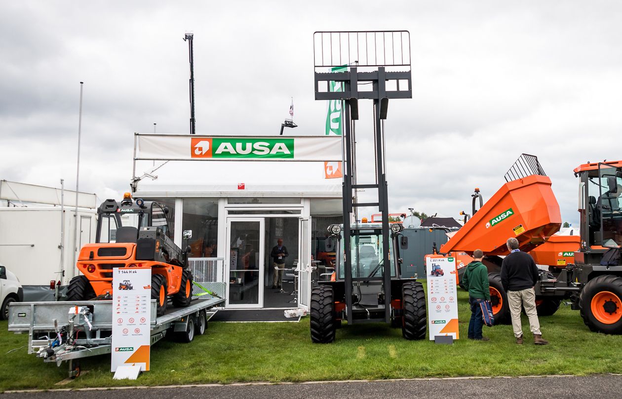 Ausa gives reversible dumper British debut at Plantworx | Industrial ...