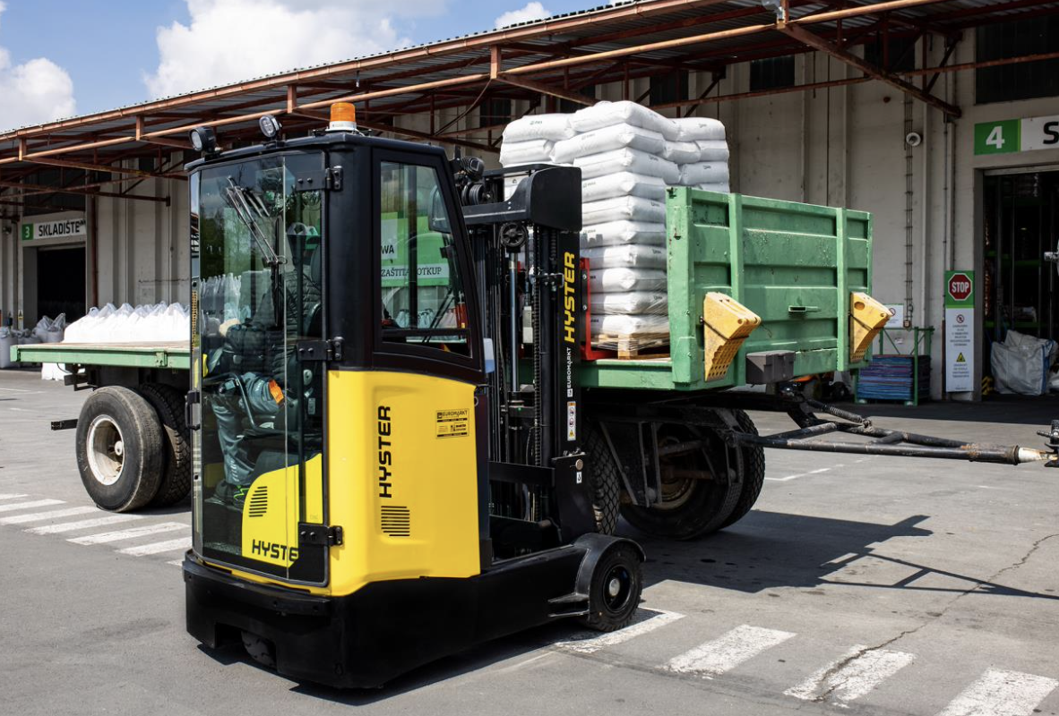 Hyster releases new Reach Truck for indoors and out | Industrial ...